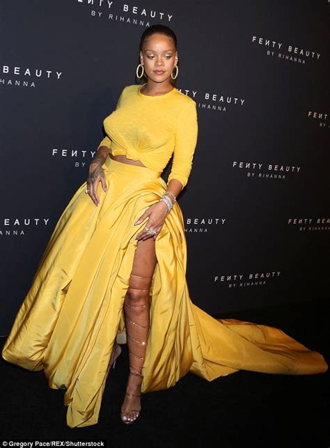Duckie Thot Flaunts Her Sideboob At Fenty Beauty Launch Daily Mail Online