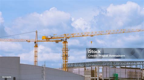 曇り空を背景に建設現場にタワークレーンを持つ工場ビル構造 インダストリアルスタイルのストックフォトや画像を多数ご用意 インダストリアル