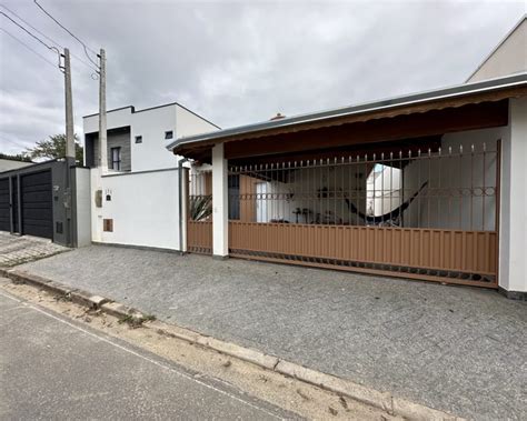 Casa térrea churrasqueira e gramado Imobiliária Rosa Maria