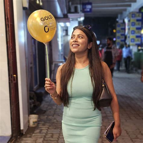 এই ভিডিওটা আমেরিকায় ল্যান্ড করার পর আমি সেই মেয়েটার সাথে ভীষণভাবে রিলেটেড করতে পারছি — যে