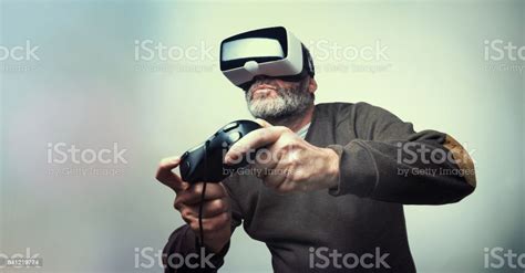 성숙한 사업가 입고 가상 현실 고글 Vr 현대 사무실에서 작업할 안경 360도 촬영에 대한 스톡 사진 및 기타 이미지 360