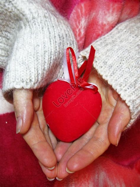 Lovepik صورة 352357638 Id صورة فوتوغرافية بحث صور امرأة تحمل قلبًا