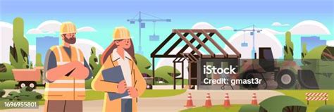 제복을 입은 건축가와 엔지니어는 건설 현장에서 일하는 건물 개념 건축업자의 회의 건설 중에 프로젝트에 대해 논의한다 개발에 대한 스톡 벡터 아트 및 기타 이미지 Istock