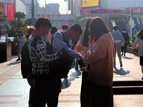 “大学生”在南宁街头推销笔，是实习还是套路？ 毕业 大学生 新浪新闻