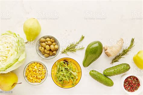 낮은 Fodmap 비건 채식 성분 야채 과일 채소 케토 팔레오 복사 공간이 있는 식물 기반 다이어트 개념 플랫 레이 노란색과