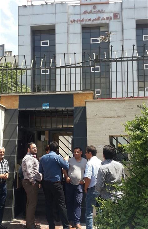 تجمع پیمانکاران مسکن مهر اهواز مقابل ساختمان عمران شهرهای جدیدنریمان