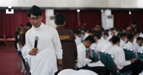 한 남자가 한 무리의 사람들 앞에서 마이크에 대고 말하고 있다 사진 Unsplash의 무료 회색 이미지