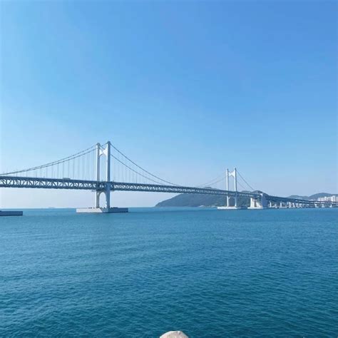주은 해변을 따라 모퉁이까지 뛰어다니다 아름다운 하얀 등대를 발견했어요 걸어가다 보면 걸어 올라갈 수 있는 방파제가