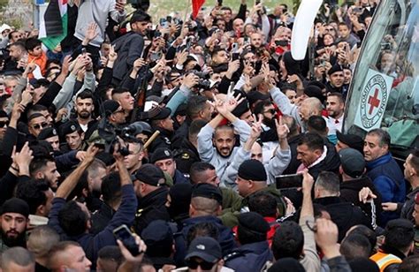إسرائيل تستعد للإفراج عن 110 أسرى فلسطينيين مقابل ثلاثة محتجزين لدى