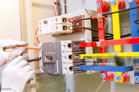 기술자는 제어판 전원 관리 점검 시스템 준비의 전압계로 전압 또는 전류 측정 이다 개폐 장치에 대한 스톡 사진 및 기타 이미지 개폐 장치 건강 진단 건강관리와 의술