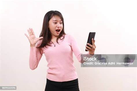 와우 흥분 젊은 아시아 소녀 서서 휴대 전화를 들고 있습니다 흰색 배경에 고립 25 29세에 대한 스톡 사진 및 기타 이미지