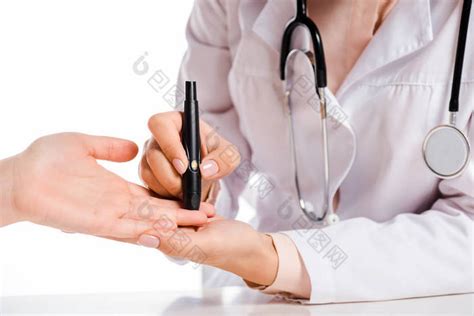 医生的短图像测量患者血液中葡萄糖的水平与图片 包图网企业站