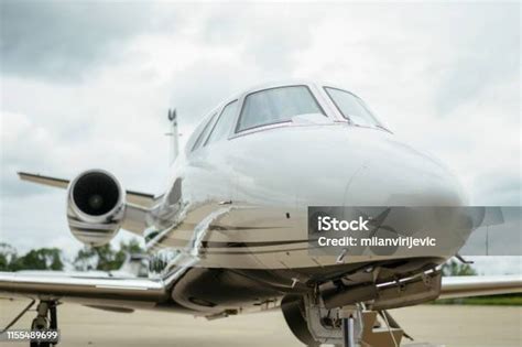 전용 제트기 공항 전용 평면 런어웨이 탑승을 위한 전용 비행기 준비 0명에 대한 스톡 사진 및 기타 이미지 0명 개인 비행기 계단 Istock