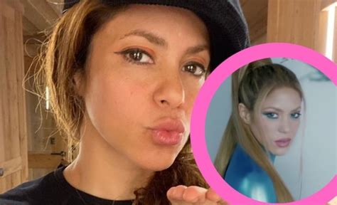 Shakira nos enseña a usar el pelo rubio y largo para estilizar el