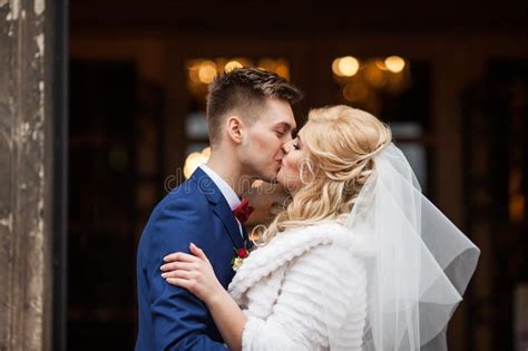 Novio Hermoso Del Reci N Casado Que Besa A La Novia Feliz Fuera De La Iglesia Despu S Imagen De