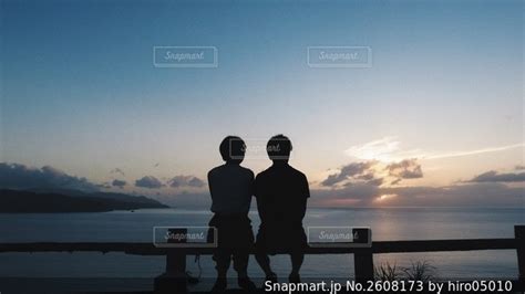 夕日を眺める2人の写真画像素材 2608173 Snapmartスナップマート