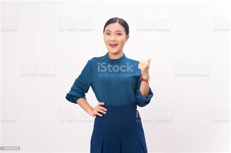 생각하고 손가락을 가리키고 카메라를 바라 보는 아이디어를 가진 행복한 여성 미소에 대한 스톡 사진 및 기타 이미지 미소