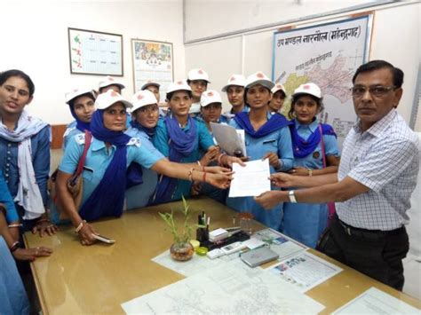 महिला पुलिस वालंटियर्स का प्रदर्शन पावर व दर्जा बढ़ाने की मांग