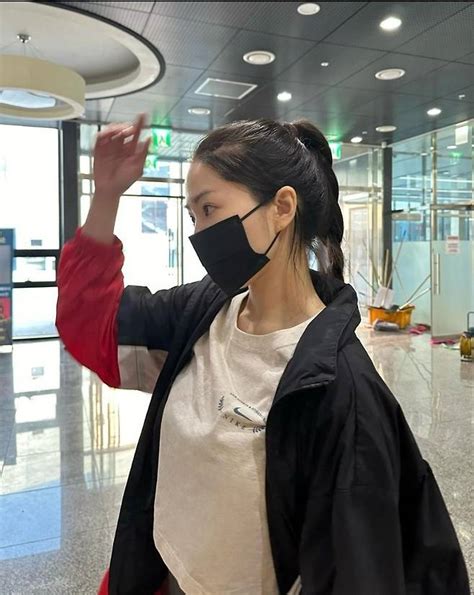 류이서 두 번째 사진 좀비대칭 심하다고 엄살 탄탄 레깅스 핏 애슬레저룩 스타와 패션