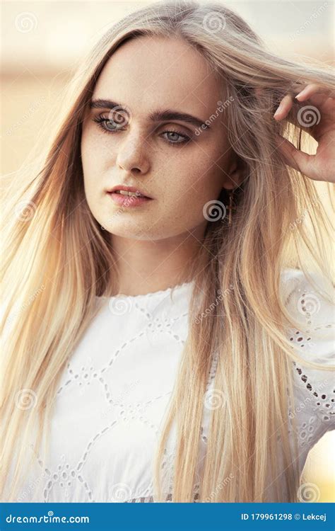 Jovencita Rubia Foto De Archivo Imagen De Elegancia