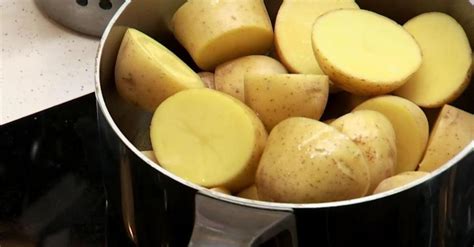 Картофельный салат с сухариками – простой пошаговый рецепт ...