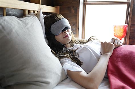 ホットアイマスクは逆効果？目の疲れをとるには温めるのと冷やすのどっちがいい？ Youandme