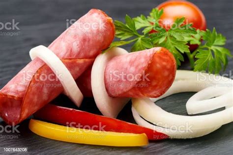 맛 있는 전채는 얇게 슬라이스 훈제 매운 살라미 소시지 Whith Colorfull Vegetabless 흰색 배경에 고립 된