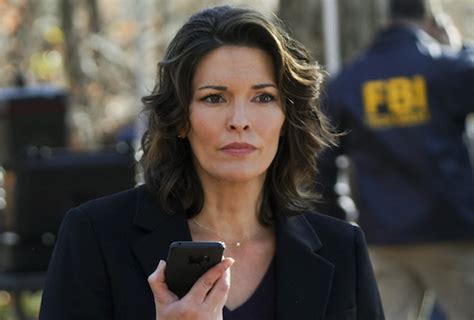 Fbis Alana De La Garza Previews A Blast From Isobels Past This Case Weighs Heavy On Her Heart