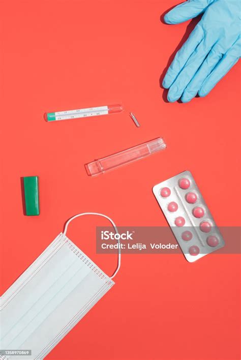 글로벌 전염병 개념 배경 빨간 배경에 고무 장갑 알약 깨진 온도계 및 의료 수술 마스크 0명에 대한 스톡 사진 및 기타 이미지