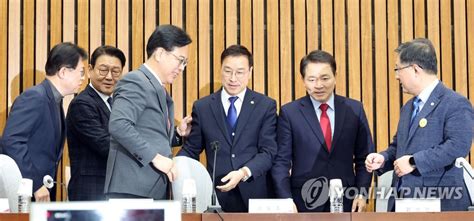 인사하는 여야 33 정책협의체 참석자들 연합뉴스