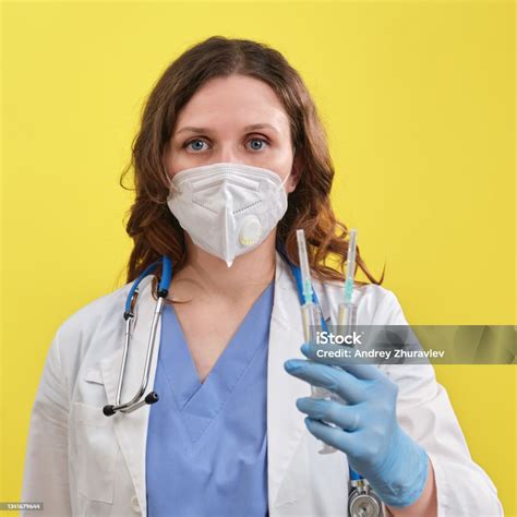 노란 배경에 손에 인슐린 주사기를 가진 여자 의사 텍스트 공간을 복사 의료용 마스크를 쓴 간호사가 주사 개념에 대비하고 있습니다 35 39세에 대한 스톡 사진 및 기타