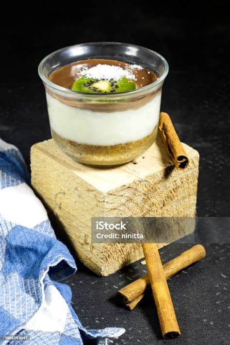 버터 쿠키와 견과류 푸딩이 들어간 수제 바닐라와 초콜릿은 키위 과일과 계피 스틱이 달린 코코넛으로 장식되어 있습니다 0명에 대한 스톡 사진 및 기타 이미지 Istock