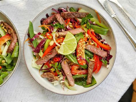 Fräsch Asiatisk Nudelsallad Med Skivad Entrecote