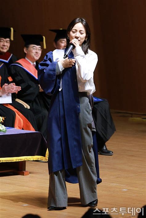 St포토 이효리 학사복 벗고 축하무대 네이트 연예