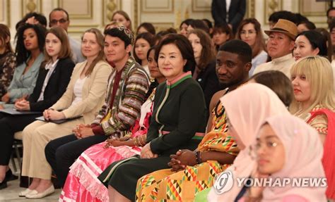 김정숙 여사 외국인 명예기자단에 평화 메신저 돼달라 연합뉴스