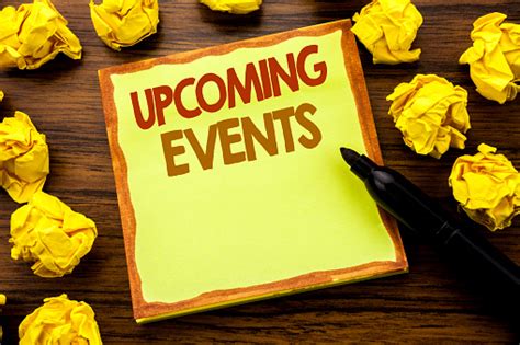 손을 쓰기 행사를 보여주는 텍스트 캡션입니다 스티커 메모 용지에 약속 의제 목록 작성에 대 한 비즈니스 개념 표시와 함께 나무 배경 접혀 노란 종이 의미 생각 개념에 대한