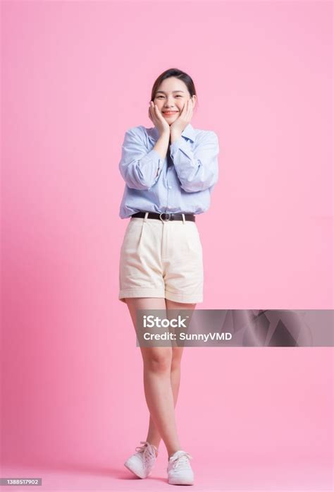 ピンクの背景にポーズをとっている若いアジア人女性のフルレングス画像 1人のストックフォトや画像を多数ご用意 1人 Full Body