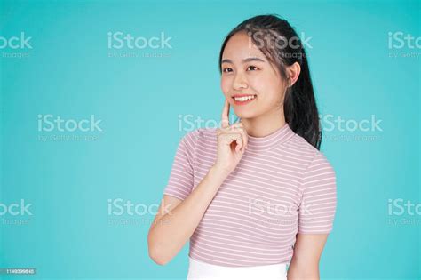 아시아 젊은 십 대 매력적인 아름 다운 소녀와 손 시안 색 배경에 대 한 정보를 표시 T 셔츠에 대한 스톡 사진 및 기타 이미지