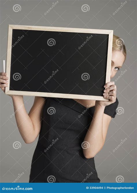 Weiblicher Lehrer Peeking From Behind Tafel Stockfoto Bild Von Tafel