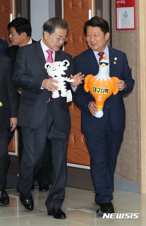 대구시장과 대화하는 문재인 대통령