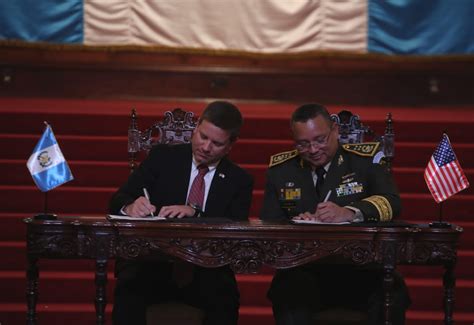 Guatemala Firma Convenio Con Ee Uu Para La Modernización De Puerto