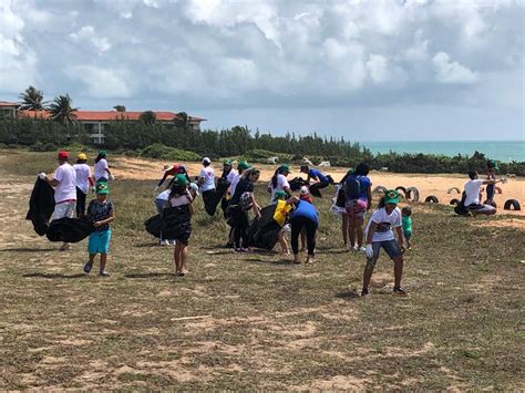 DEP realiza ação voluntária de limpeza na praia da Via Costeira
