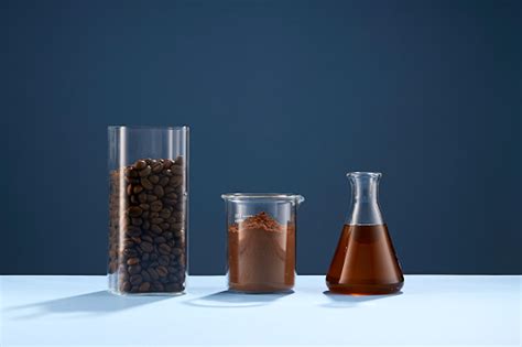투명한 연단과 유리 실험실 장비로 장식 된 커피의 정면 전망 진한 파란색 배경 비커에 대한 스톡 사진 및 기타 이미지 비커