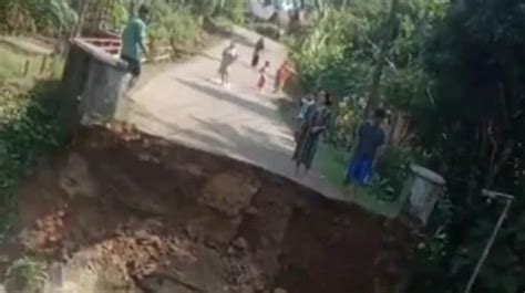 Jembatan Penghubung Desa Di Cigeulis Pandeglang Amblas