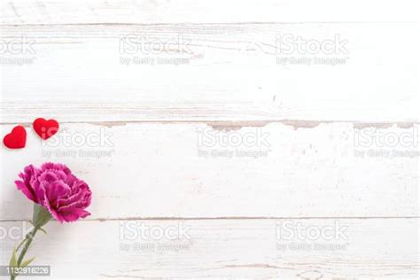 월 어머니 일 개념 사진아름 다운 카네이션과 하트 모양 흰색 빈 카드 밝은 나무 테이블에 고립 된 복사 공간 평 신도 평면도