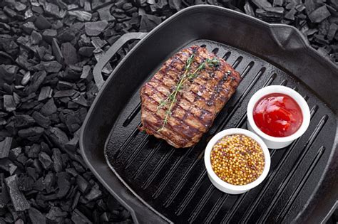 Steak Daging Sapi Di Atas Panggangan Dengan Rempahrempah Foto Stok