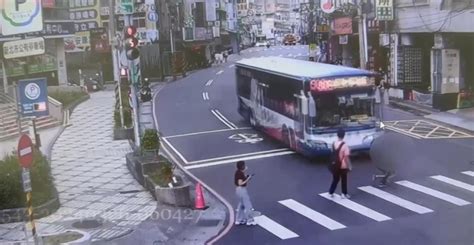 又見行人地獄！公車貪快闖紅燈 輾壓9歲童 社會 中時