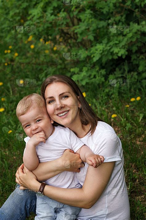 家庭。妈妈和儿子在公园。