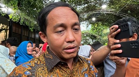 Geger Foto Menhut Raja Juli Main Domino Bareng Eks Tersangka Pembalakan
