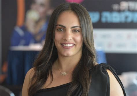 הורידה את הבגדים לינוי אשרם כמו שמעולם לא ראיתם Tmi